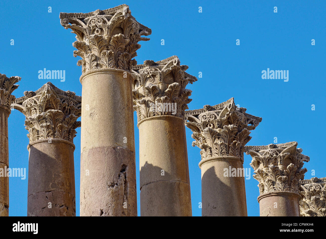 Jerash roman columns hi-res stock photography and images - Alamy