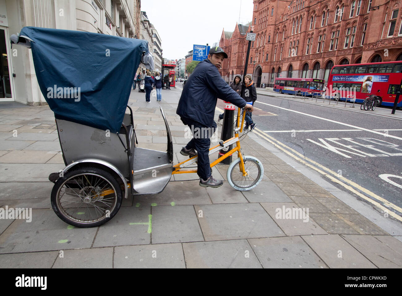 London cycle taxi hi-res stock photography and images - Alamy