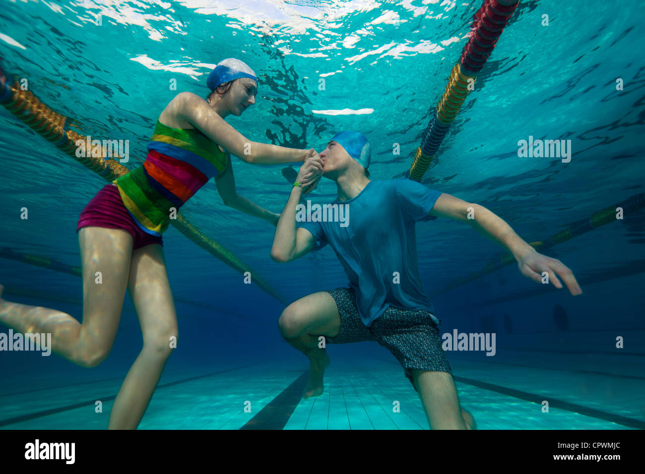 Guy proposing to his fiancée in unusual special pool underwater way ...