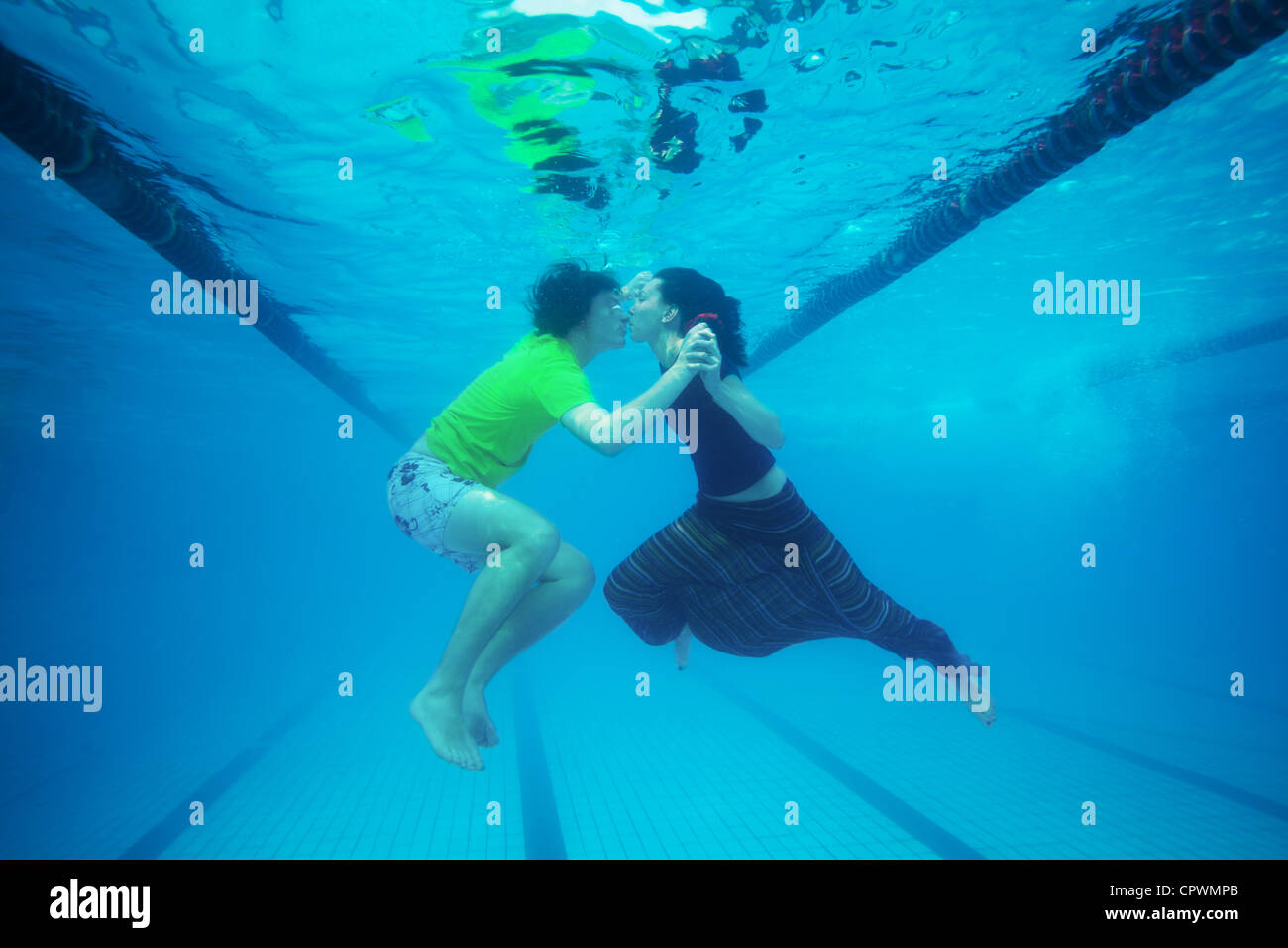 Couple kissing underwater in the pool Stock Photo - Alamy