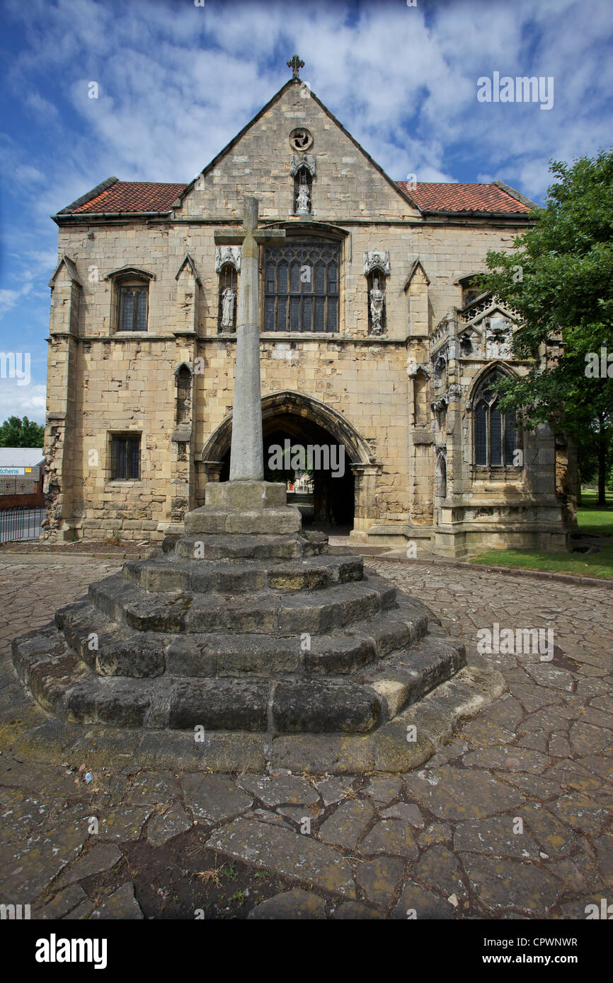 Historic church and stone gatehouse building hi-res stock photography ...