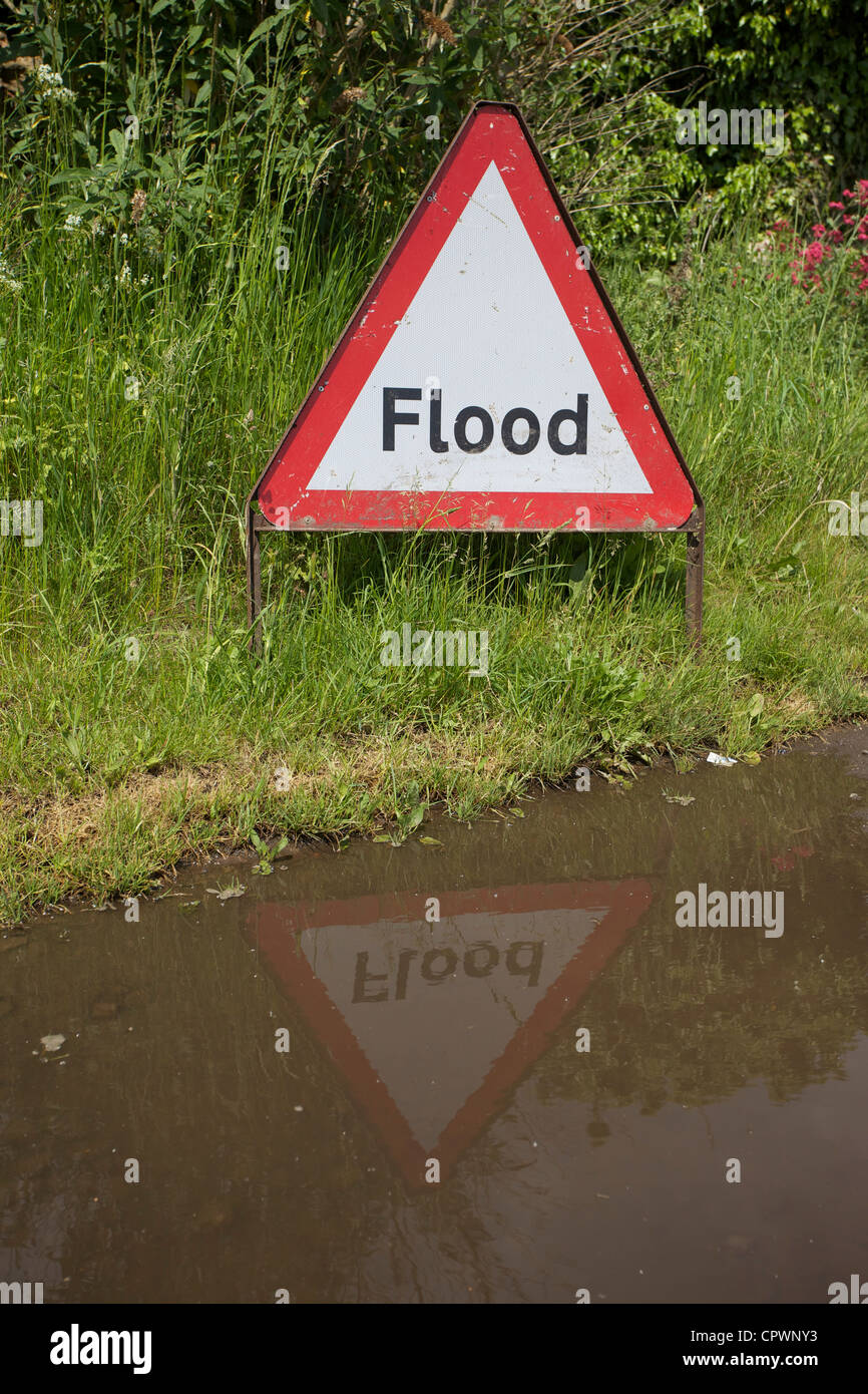 Flood warning sign hi-res stock photography and images - Alamy