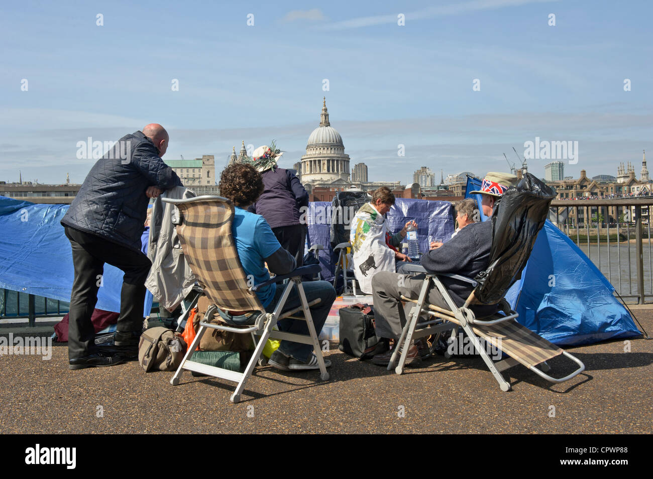Relaxing by the Thames river, London, England Stock Photo - Alamy