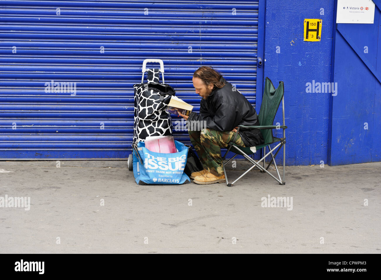 Reading homeless man hi-res stock photography and images - Alamy