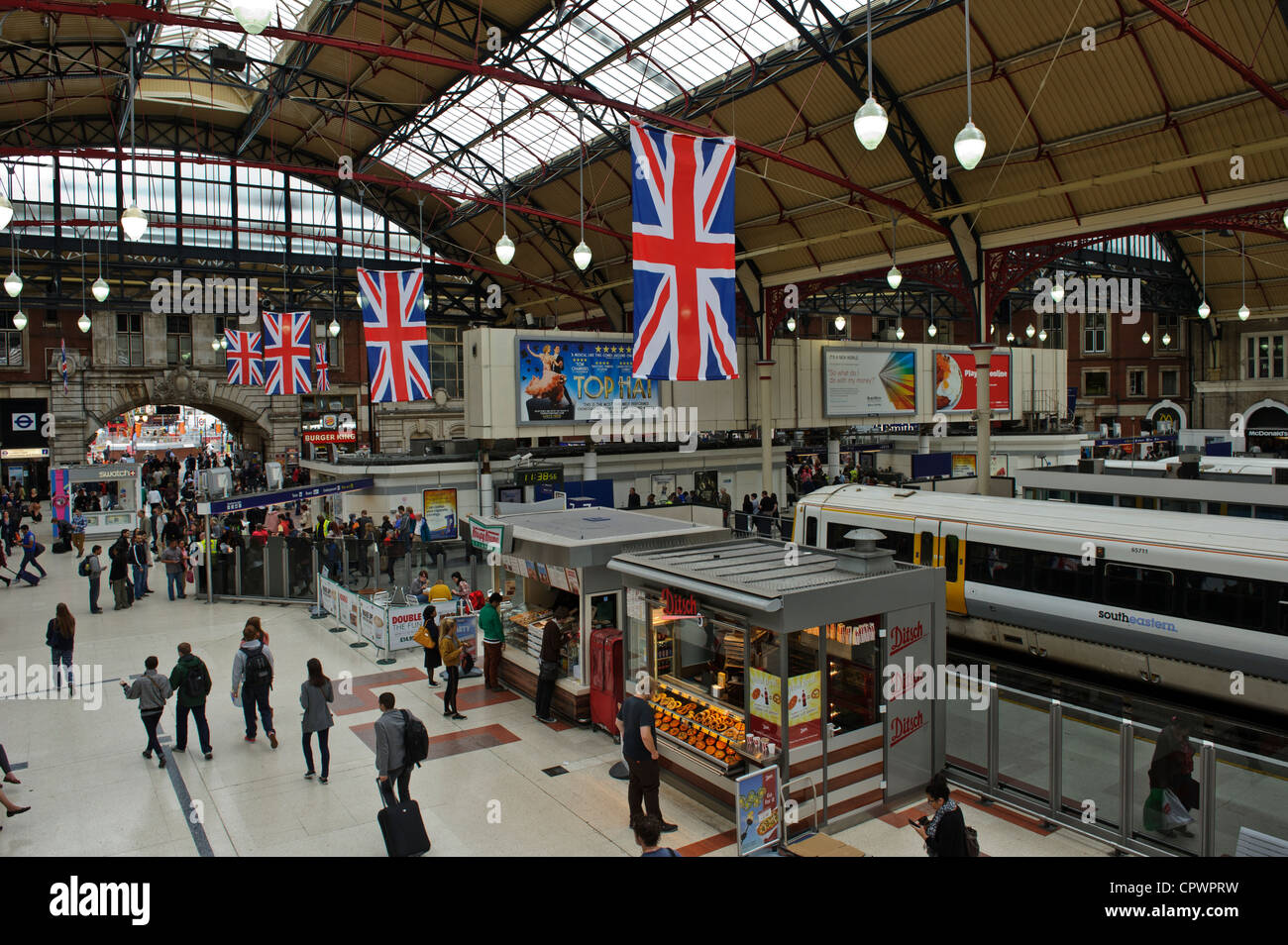 Commuters at Victoria Train Station, London, England Stock Photo - Alamy