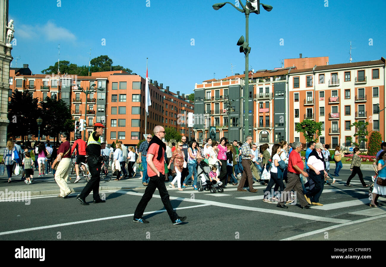 Pedestrians crossing traffic hi-res stock photography and images - Alamy