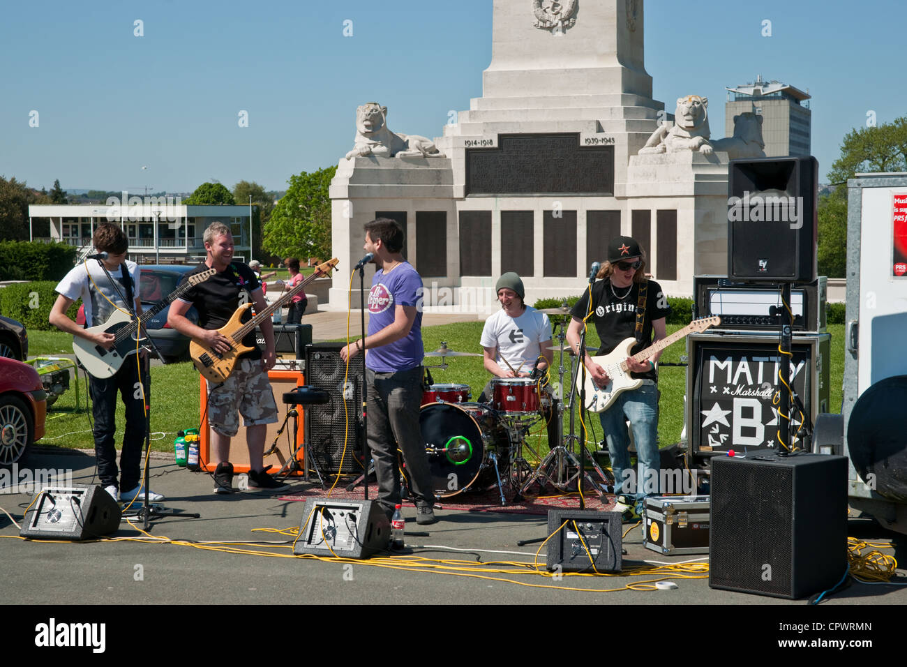 A small band plays their music on Plymouth Hoe to entertain the crowds ...