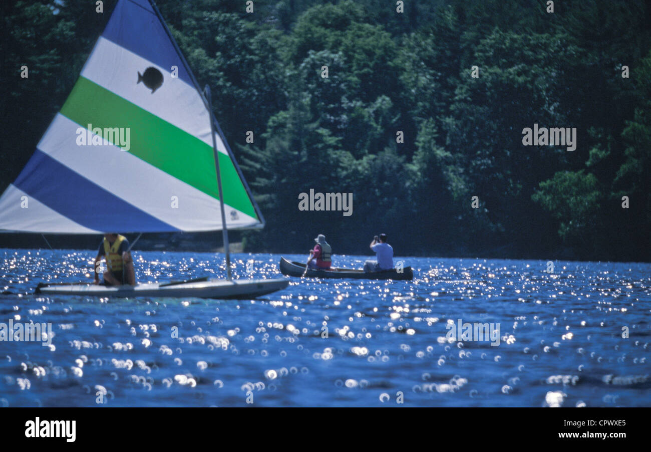 Vacation holiday boating fun on Lake Sunapee waters Stock Photo - Alamy