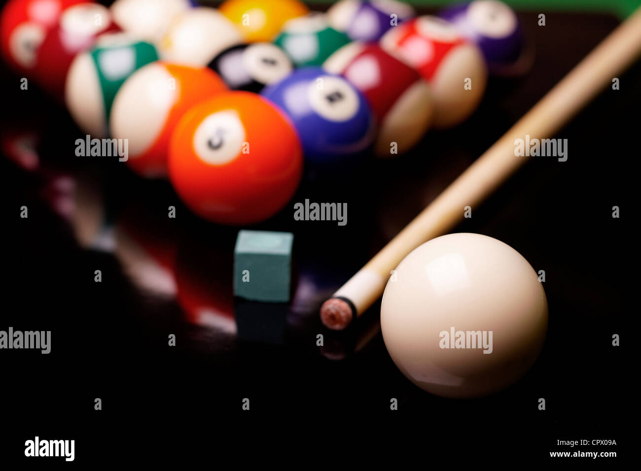Billard table with cue and balls hi-res stock photography and images ...