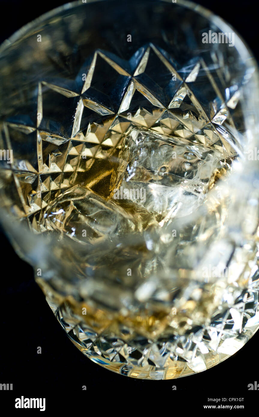 Whiskey on the rocks hi-res stock photography and images - Alamy