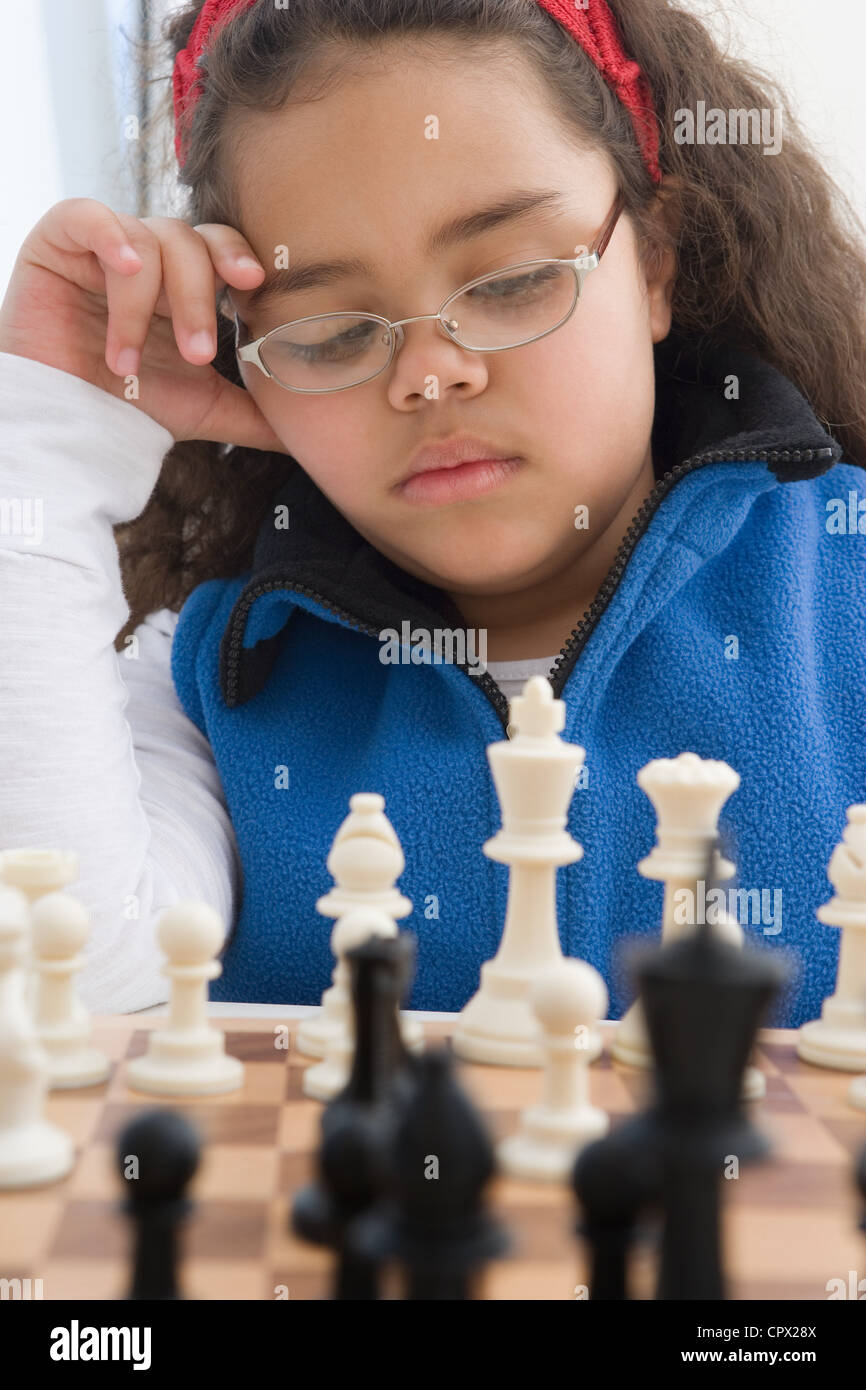 7 9 girl playing chess hi-res stock photography and images - Alamy