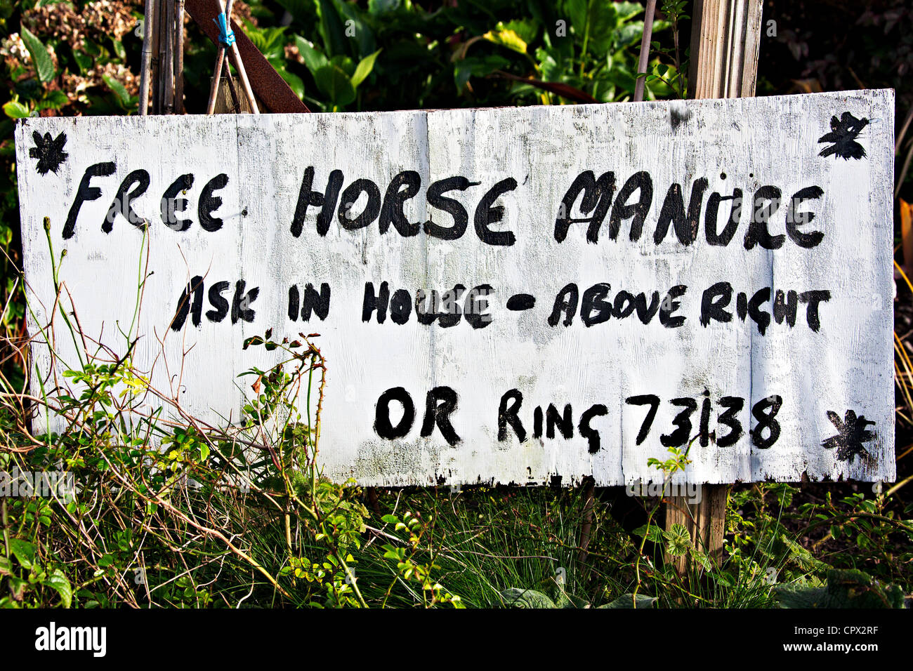 Handwritten sign advertising free horse manure Stock Photo - Alamy