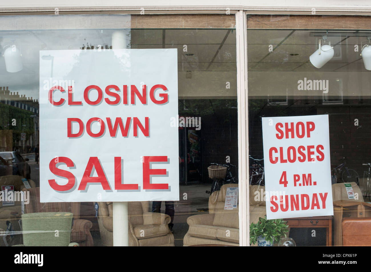 Closing down signs in shop window in Cambridge UK Stock Photo - Alamy