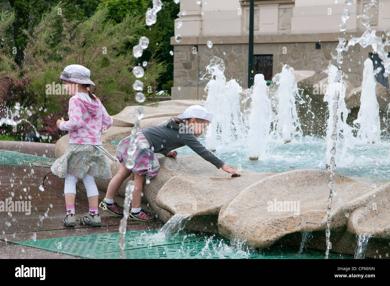 Girls at water fountain hi-res stock photography and images - Alamy