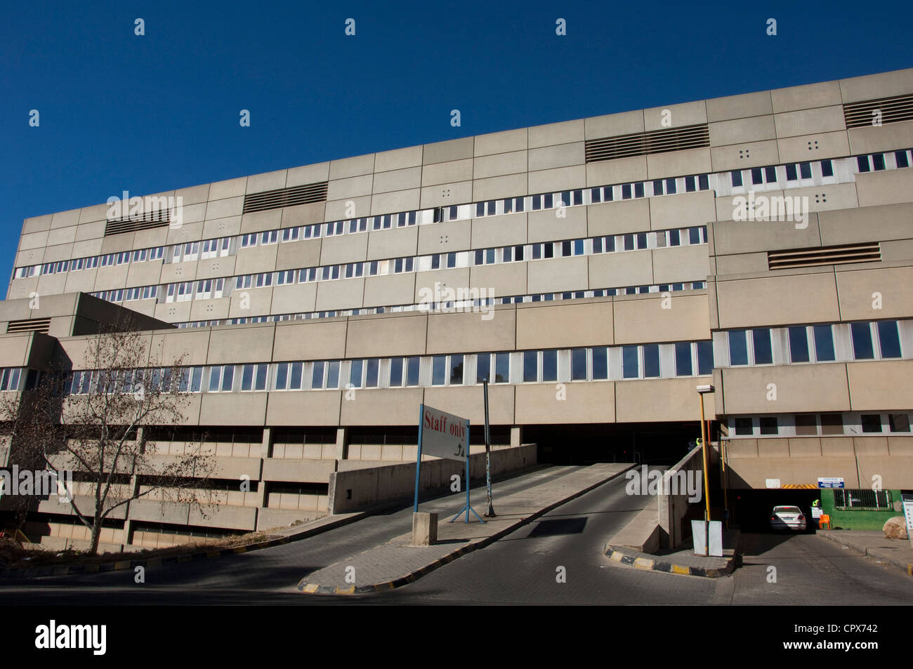 Urban area outside of a building hi-res stock photography and images ...
