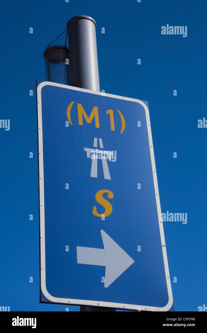 M1 the south motorway sign hi-res stock photography and images - Alamy