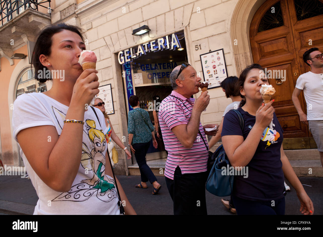 People eating gelato italy hi-res stock photography and images - Alamy