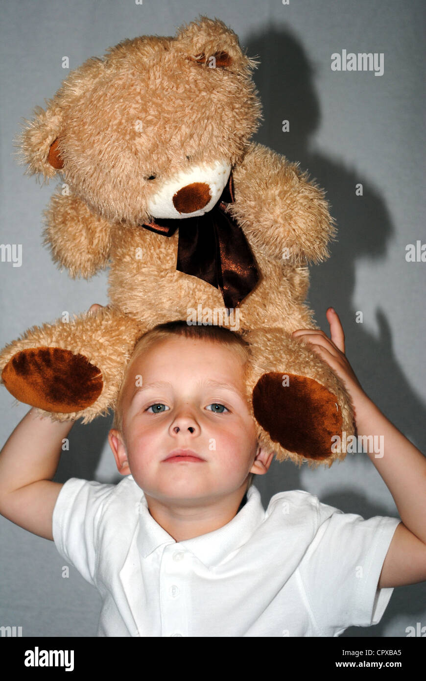little boy with his teddy bear Stock Photo - Alamy