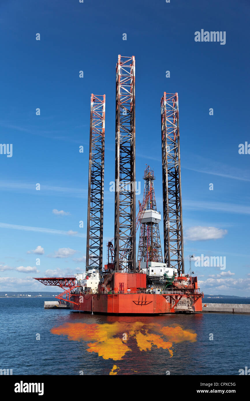 Oil rig disaster hi-res stock photography and images - Alamy