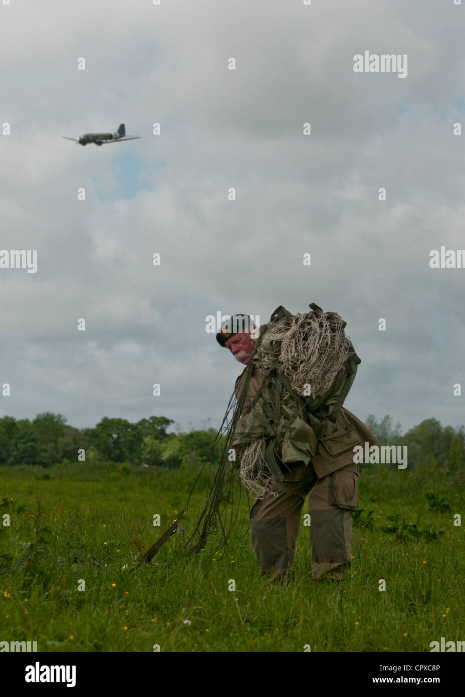 Parachute drop wwii hi-res stock photography and images - Alamy