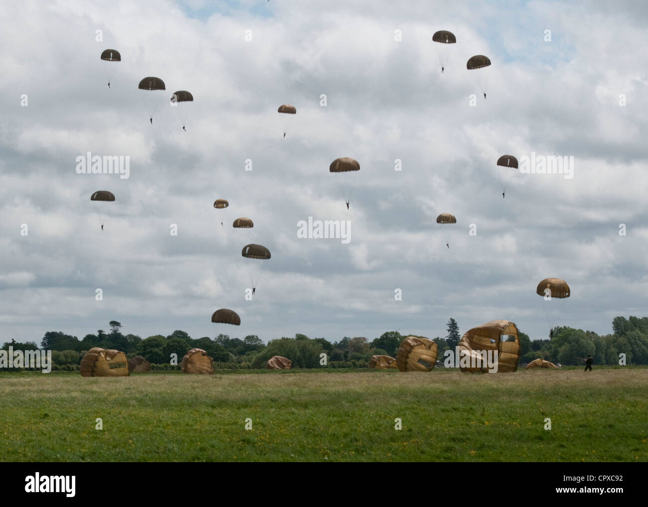 Paratroopers from united kingdom hi-res stock photography and images ...