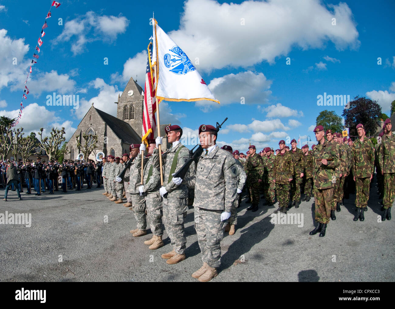 Paratroopers from united kingdom hi-res stock photography and images ...