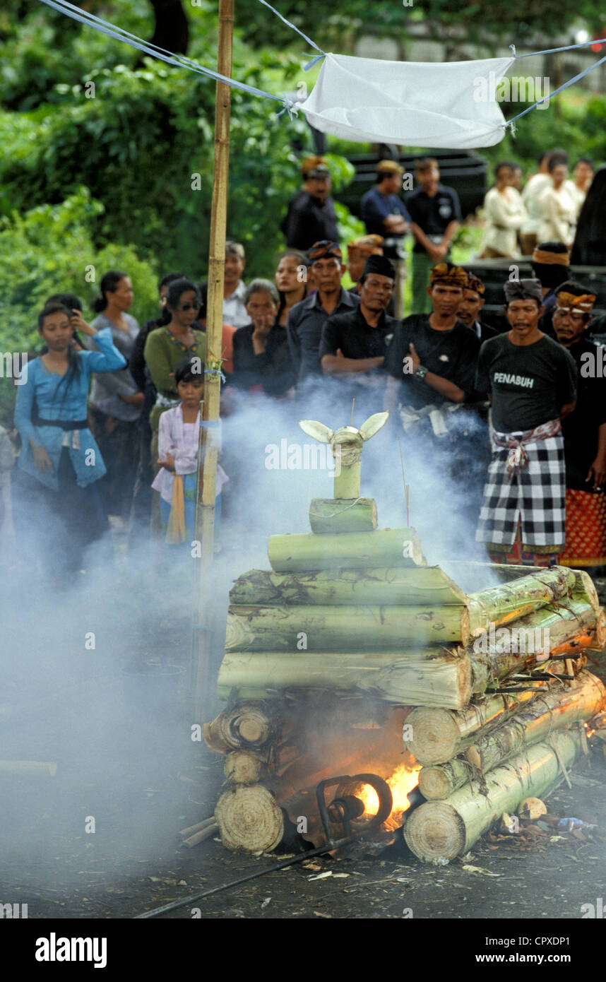 Indonesia, Bali, Denpasar, cremation ceremony, funeral pyre Stock Photo ...