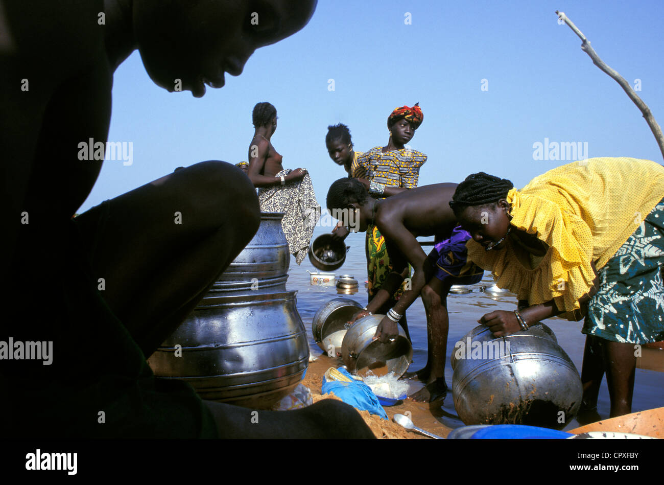Women washing utensils hi-res stock photography and images - Alamy