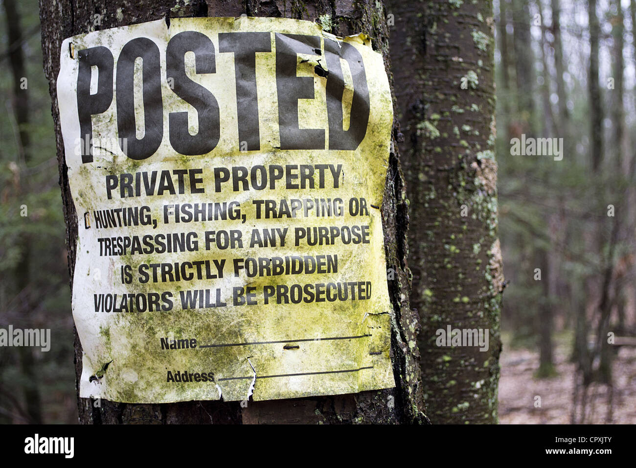 Hunting sign and fence hi-res stock photography and images - Alamy