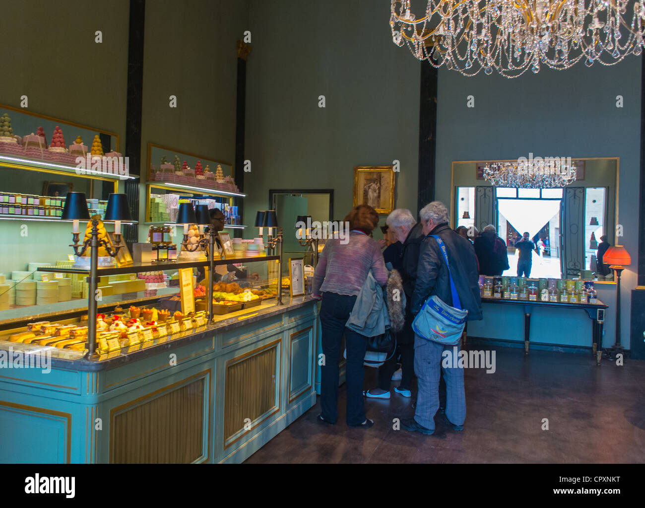 Louvre shops hi-res stock photography and images - Alamy