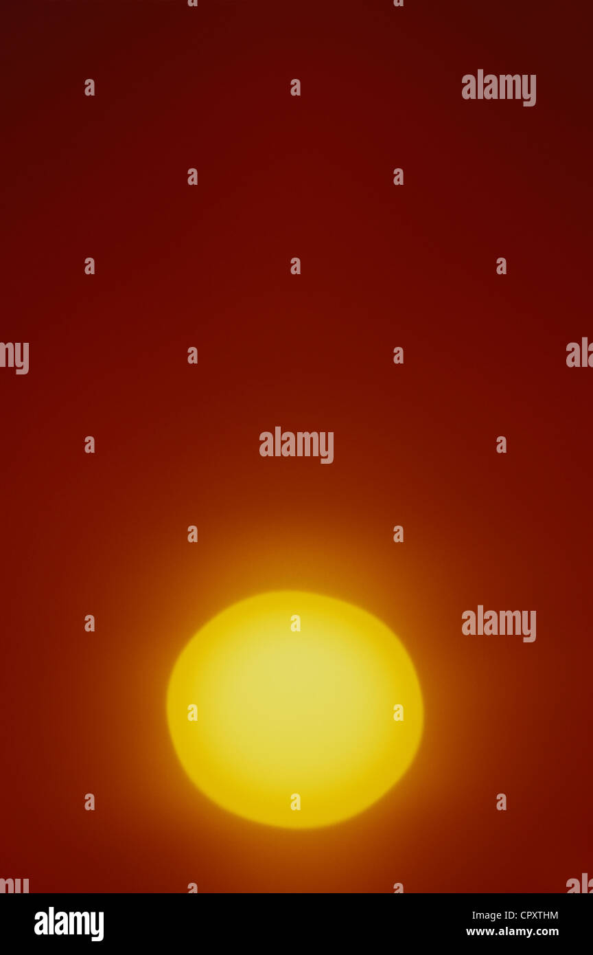LARGE SUN ON CLEAR ORANGE SKY Stock Photo - Alamy
