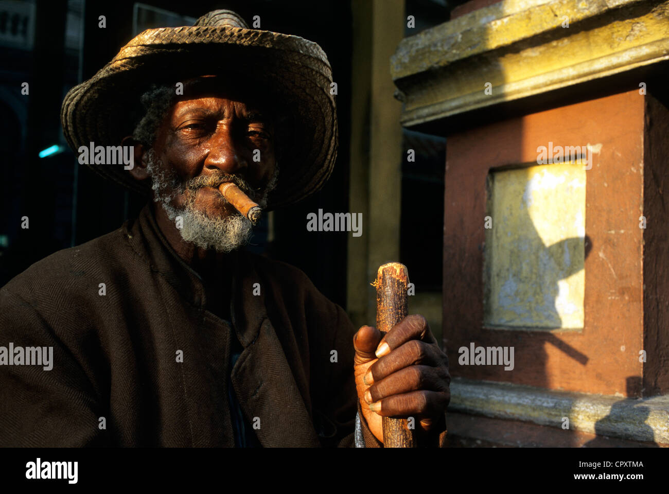 Cuban smoking cigar hi-res stock photography and images - Alamy