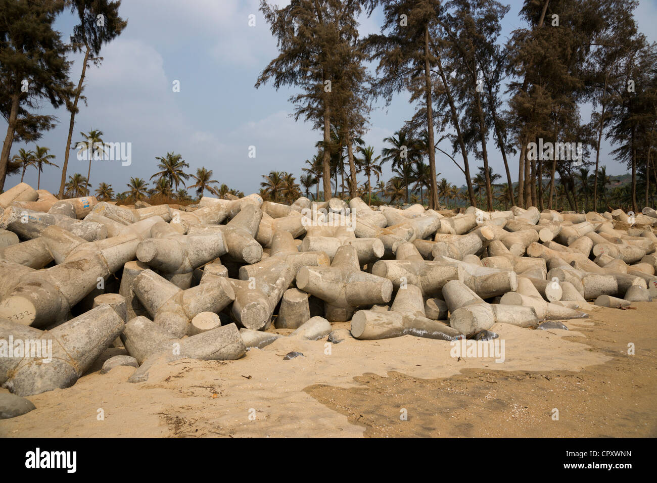 Coastal erosion a Keri Beach (Querim Beach) . The northernmost tip of the state of Goa Stock ...