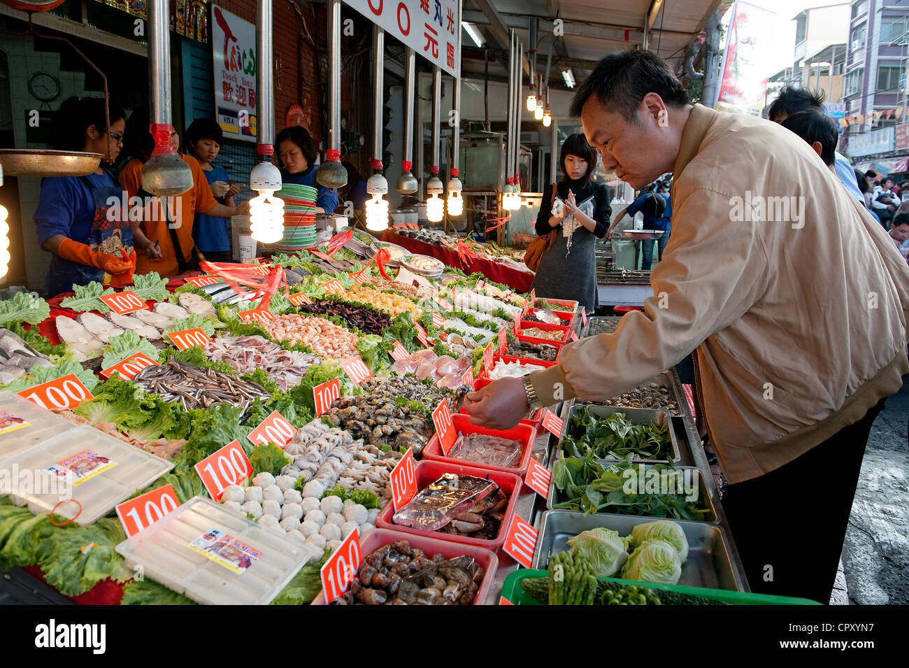 Taiwan, Kaohsiung, Cijin Island, Seafood market Stock Photo - Alamy