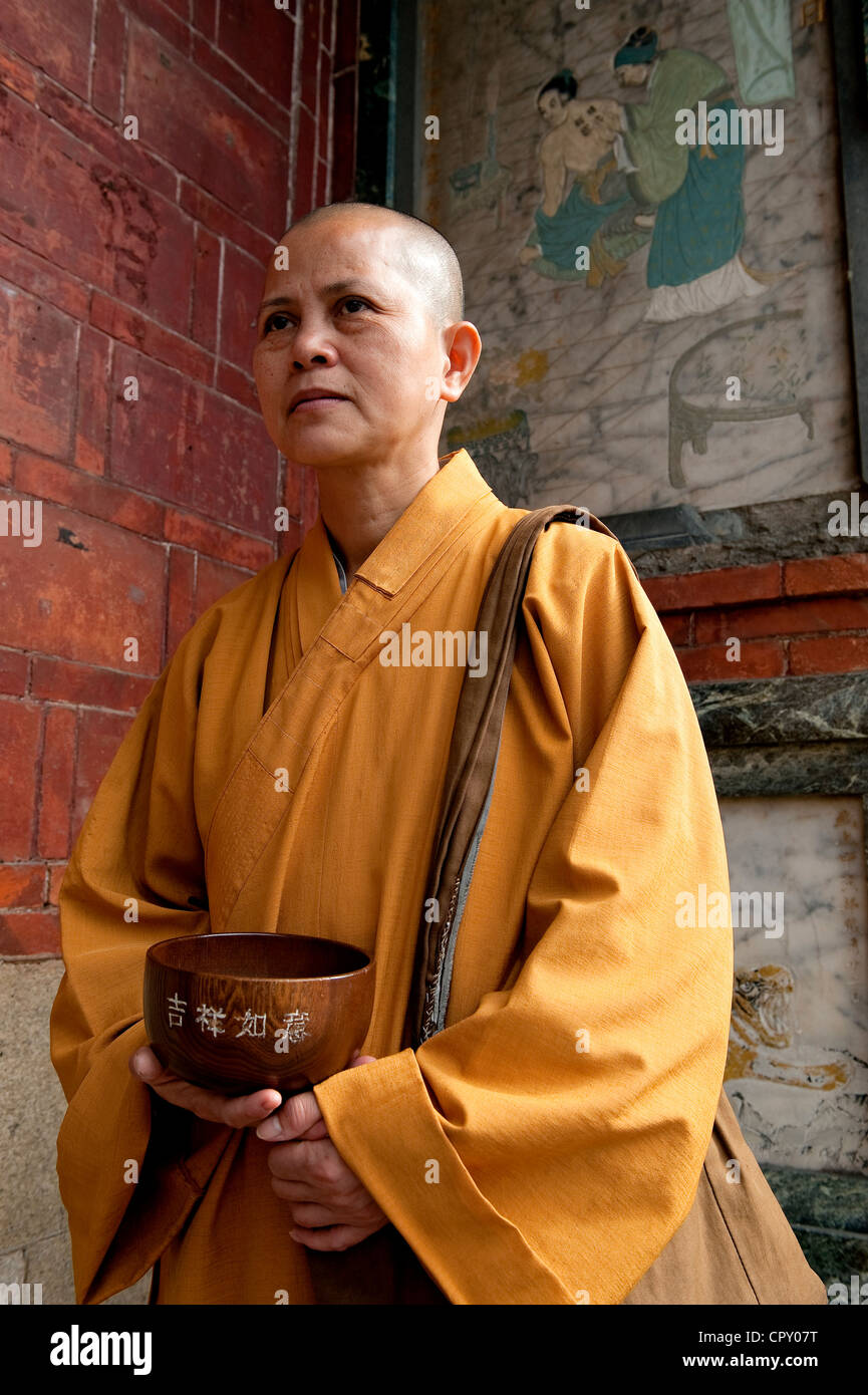 Taiwan, Taipei, Pao An (Bao An) taoist temple, nun Stock Photo - Alamy