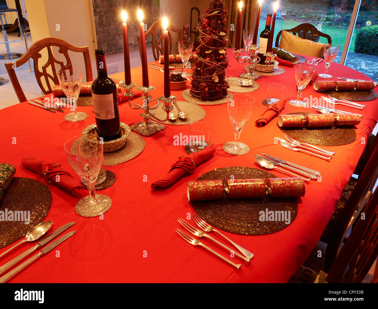 English decorated table ready for Christmas diner in the UK Stock Photo ...