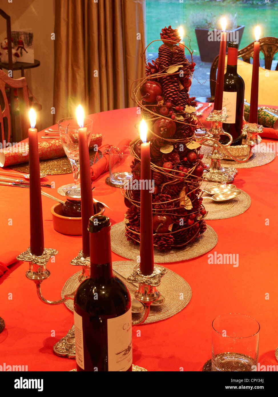 English decorated table ready for Christmas diner in the UK Stock Photo ...