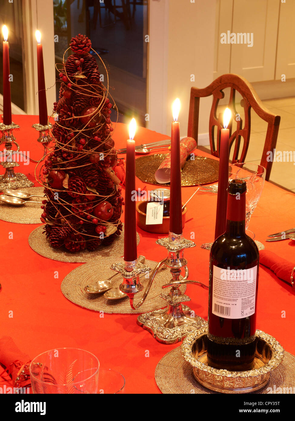 English decorated table ready for Christmas diner in the UK Stock Photo ...