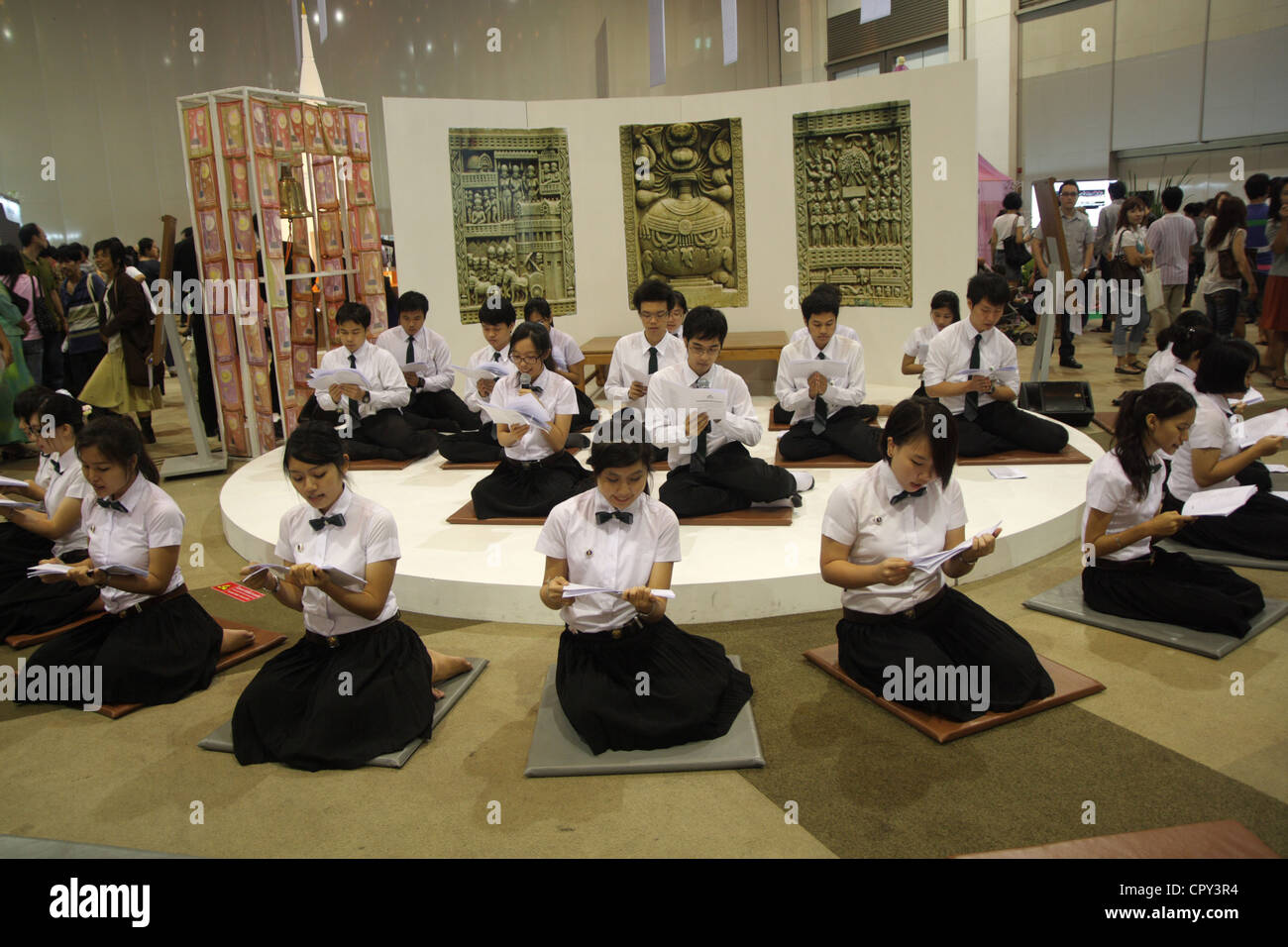 Group thai student chanting in hi-res stock photography and images - Alamy