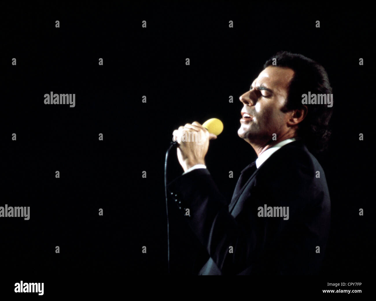 Julio Iglesias Singing Hi res Stock Photography And Images Alamy