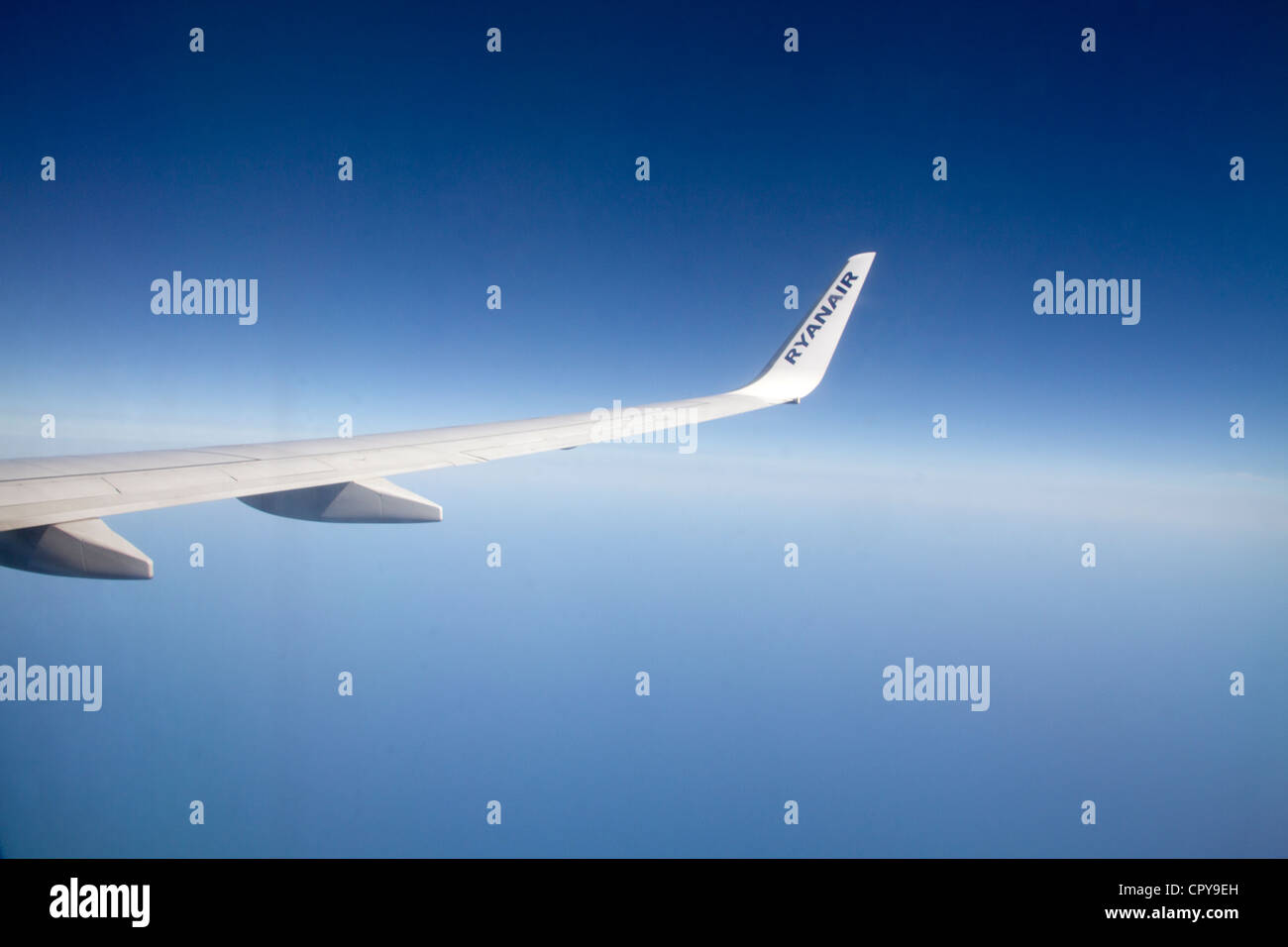 Ryanair airplane wing in flight in sky Boeing 737-800 Stock Photo - Alamy