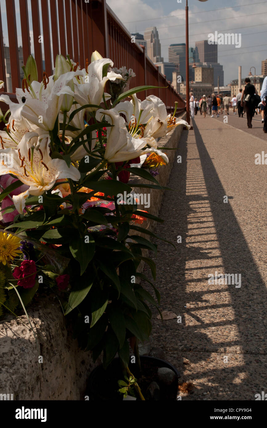 Mementos and memorials left at the 35W bridge collapse site Stock Photo ...