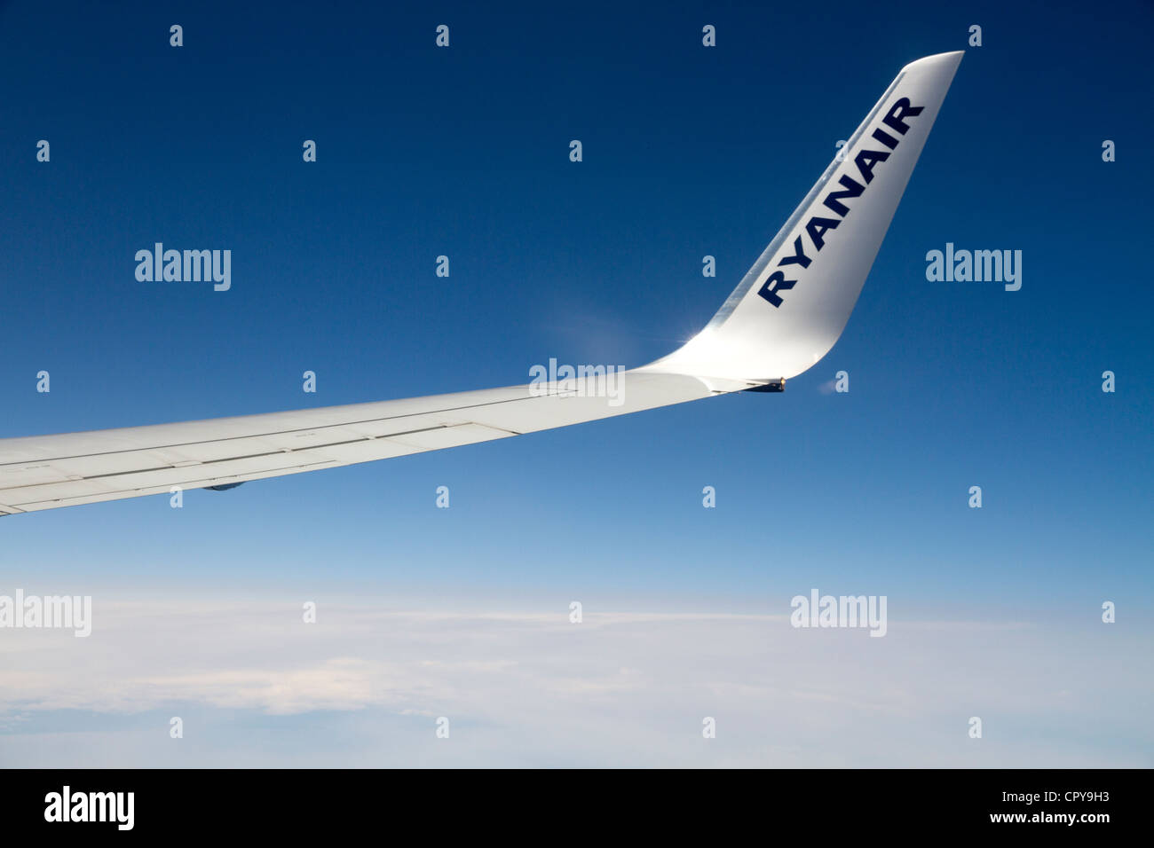 Ryanair airplane wing in flight in sky Boeing 737-800 Stock Photo - Alamy
