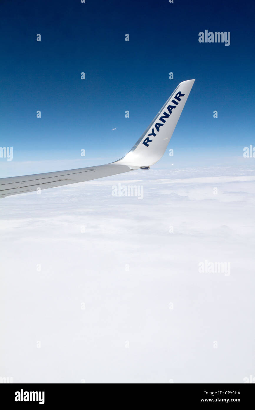 Ryanair airplane wing in flight in sky Boeing 737-800 Stock Photo - Alamy