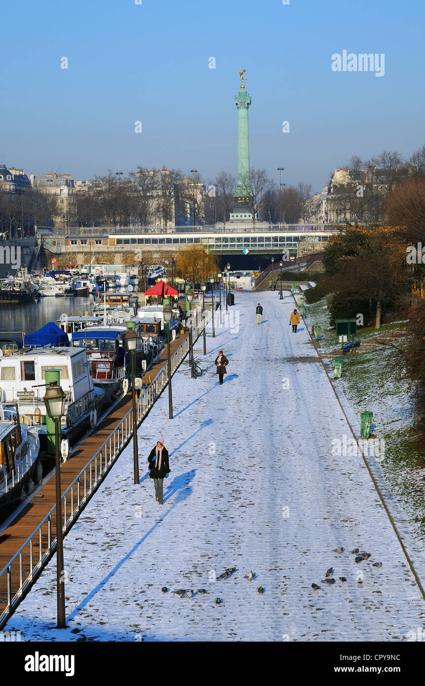 France, Paris, Bastille area, the bassin de l'Arsenal gardens under the ...