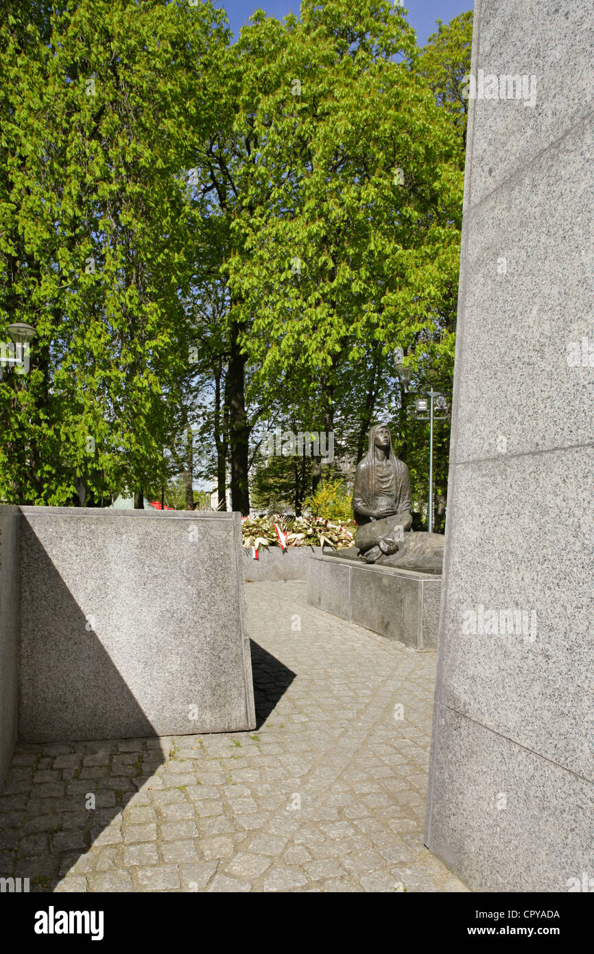 Memorial to 22,000 Polish officers massacred at Katyn by Russia's NKVD ...