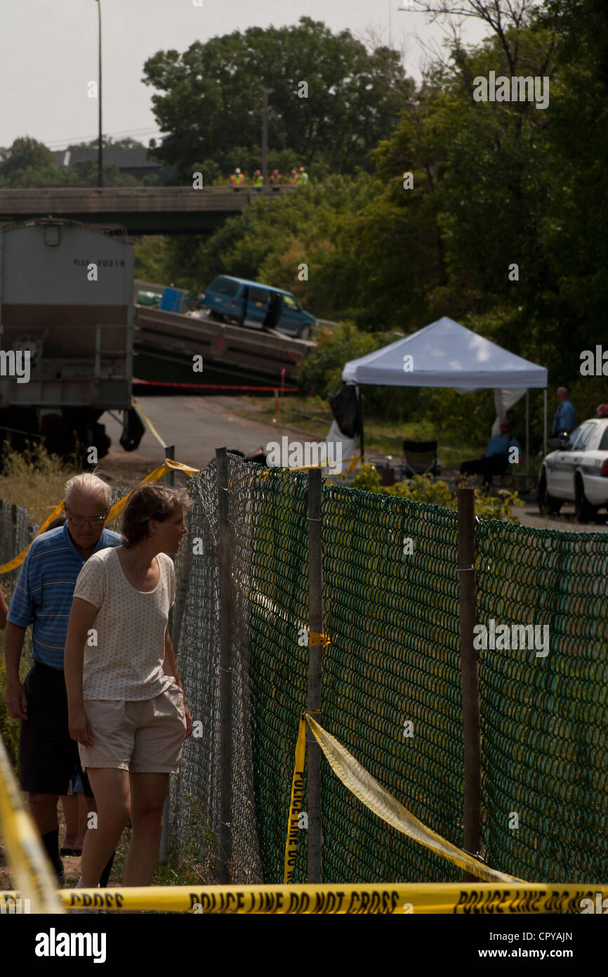people looking at the wreckage from the 35W bridge collapse Stock Photo ...