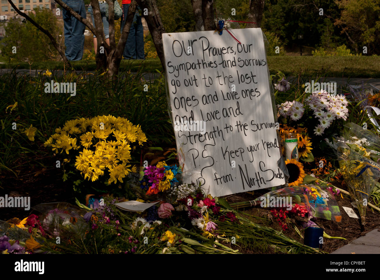 Mementos and memorials left at the 35W bridge collapse site Stock Photo ...