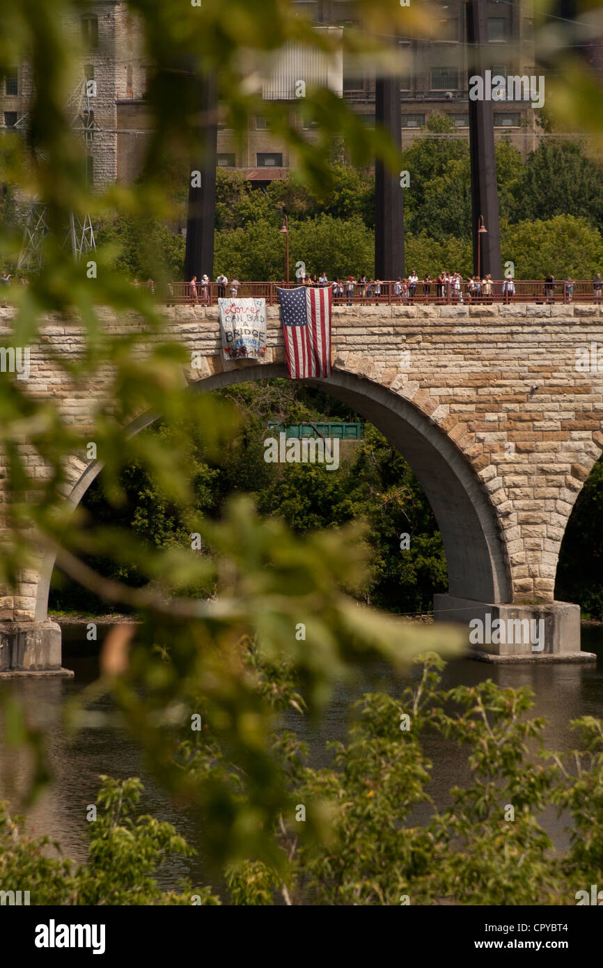 People looking on at the rubble from the 35W bridge collapse Stock ...