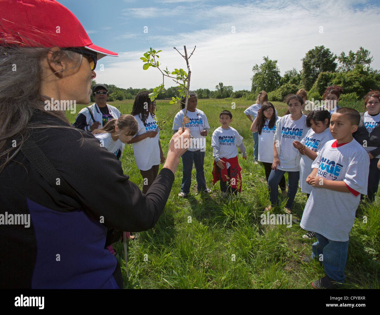 Students from Neinas elementary school examine a praying mantis egg ...
